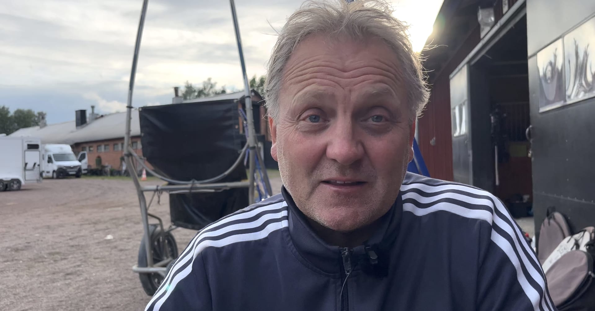 Håkan Arvidsson efter segern med San Moteur · Senaste nyheterna om trav · Travronden